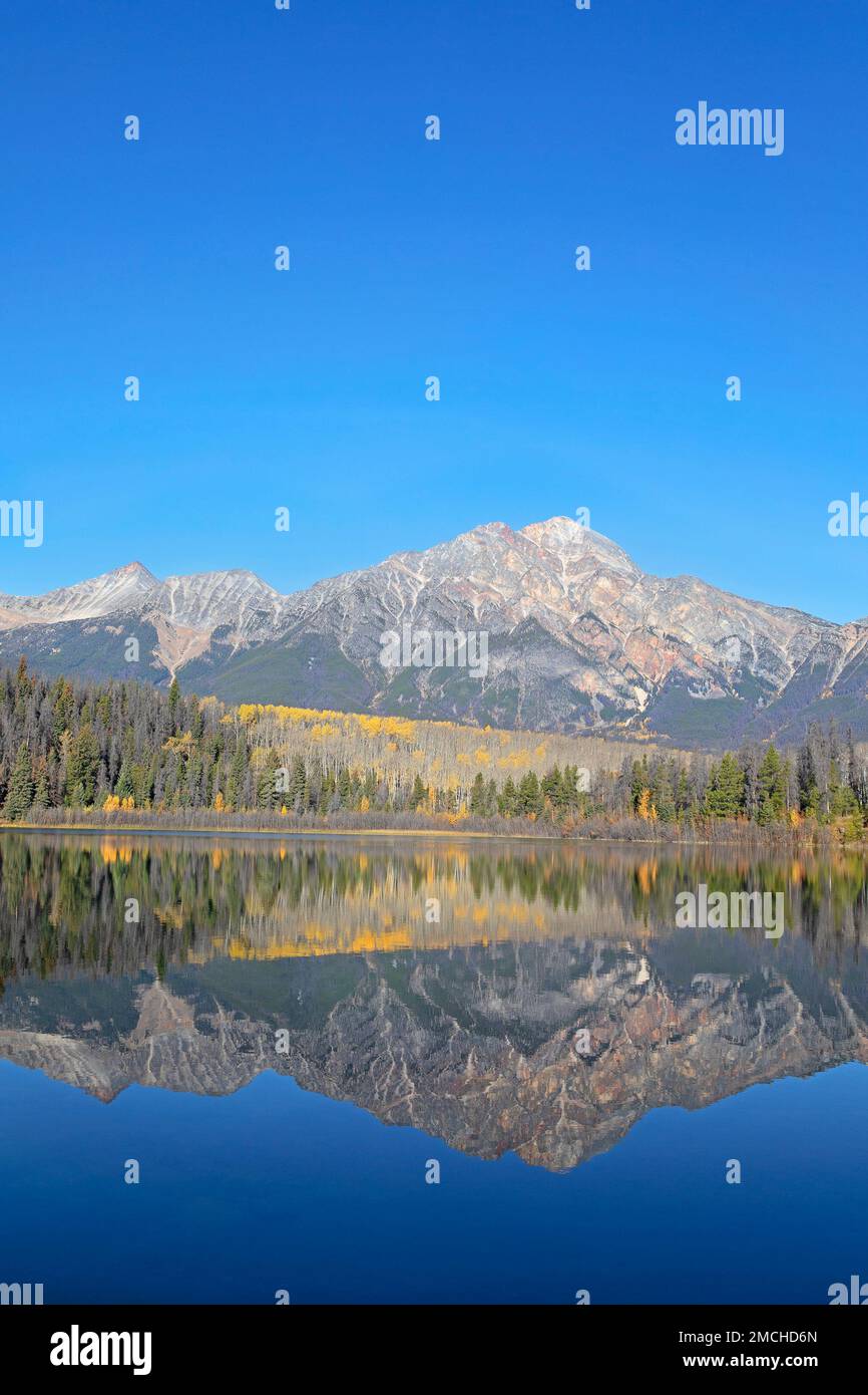 Reflection pyramid hi-res stock photography and images - Alamy