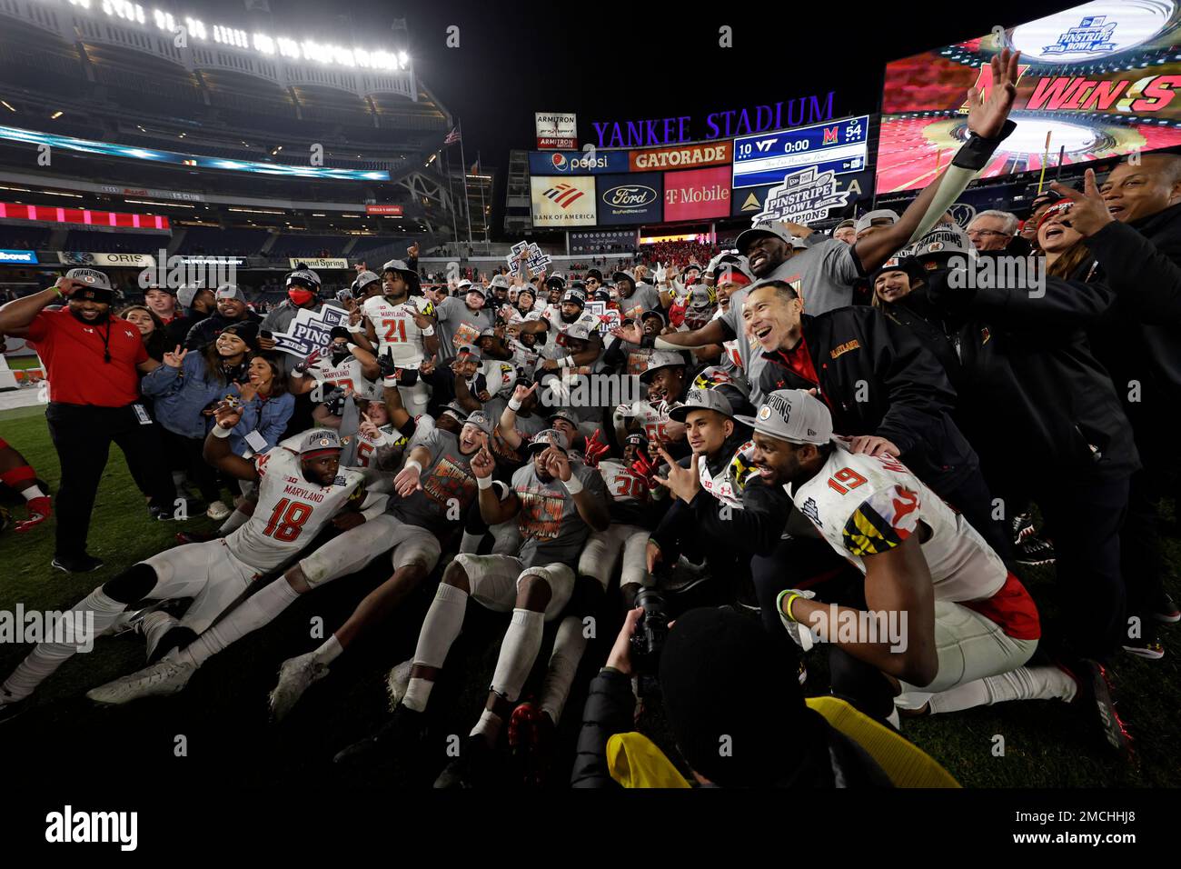 Maryland celebrates defeating Virginia Tech in the Pinstripe Bowl NCAA ...