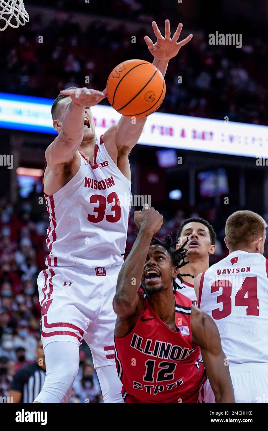 Illinois State's Antonio Reeves (12) shoots against Wisconsin's Chris Vogt (33) during the first ...