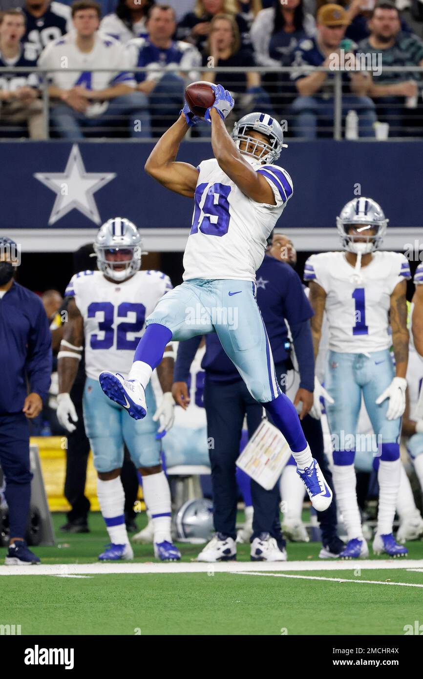 Dallas Cowboys wide receiver Amari Cooper (19) catches a pass against ...