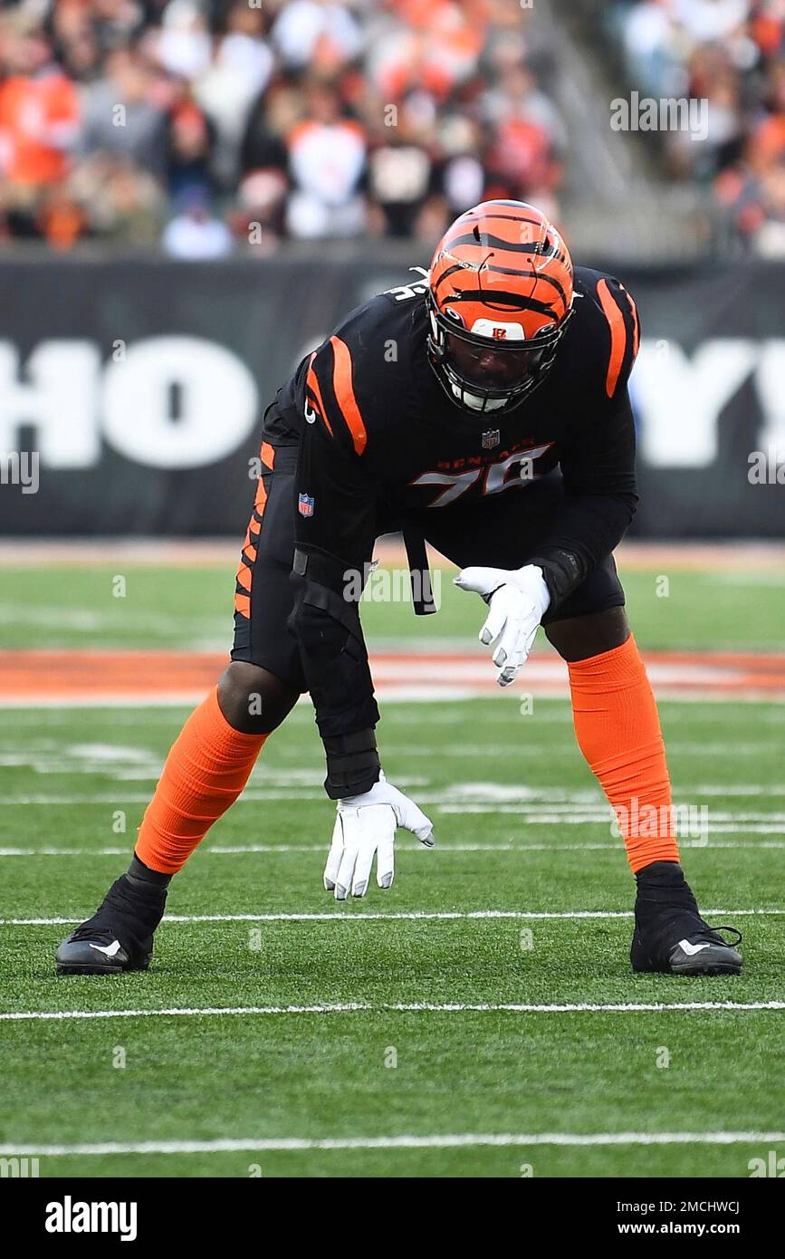 Cincinnati Bengals offensive tackle Isaiah Prince (75) lines up for the ...