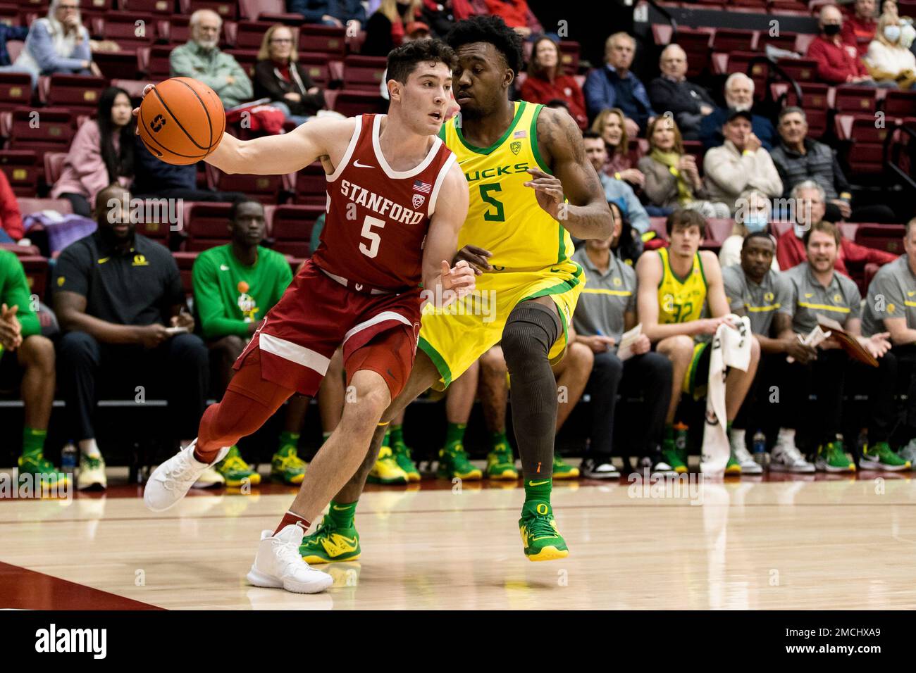 Stanford guard Michael O'Connell, left, drives past Oregon guard ...