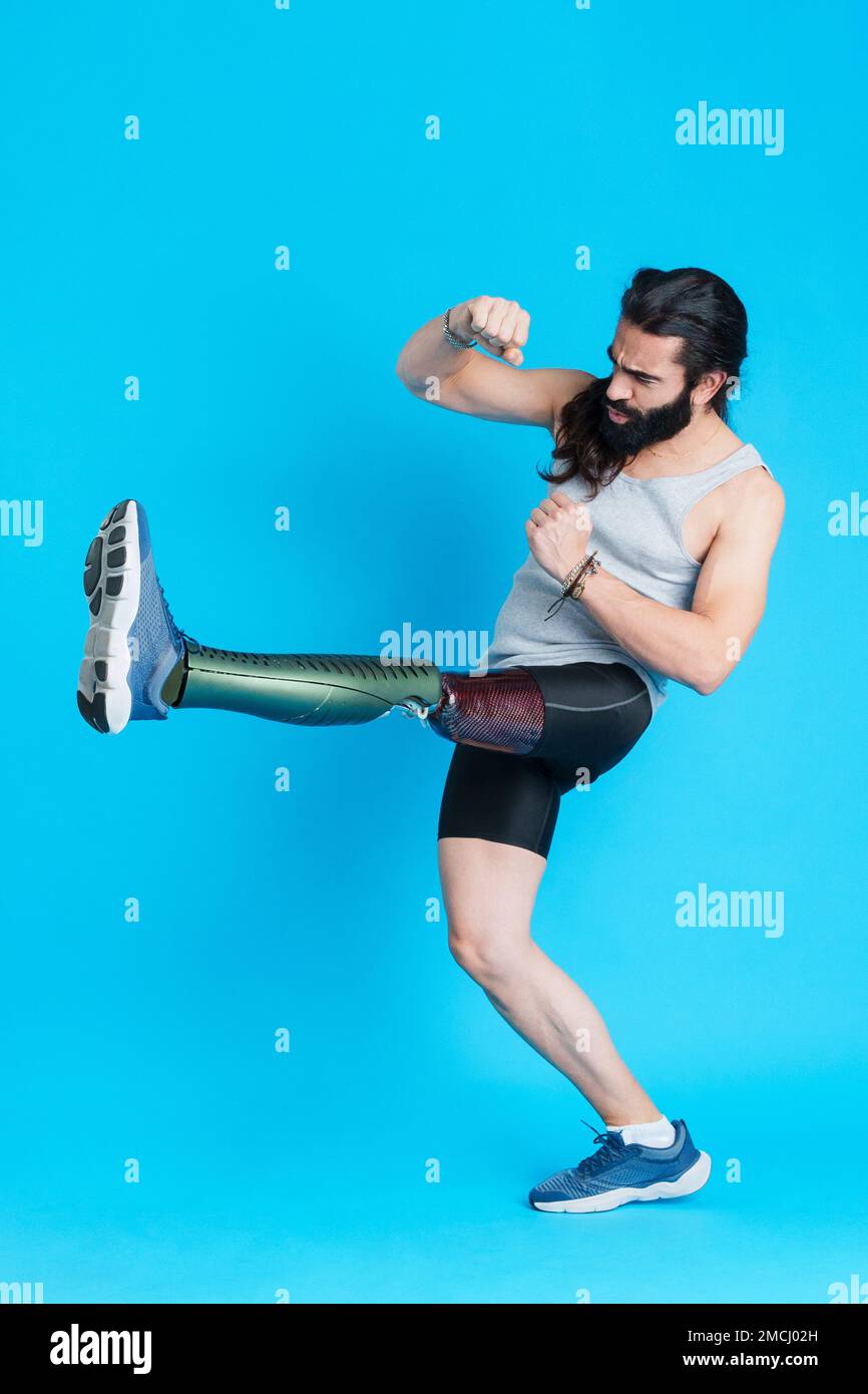 Man with a prosthetic leg kicking and fighting Stock Photo - Alamy