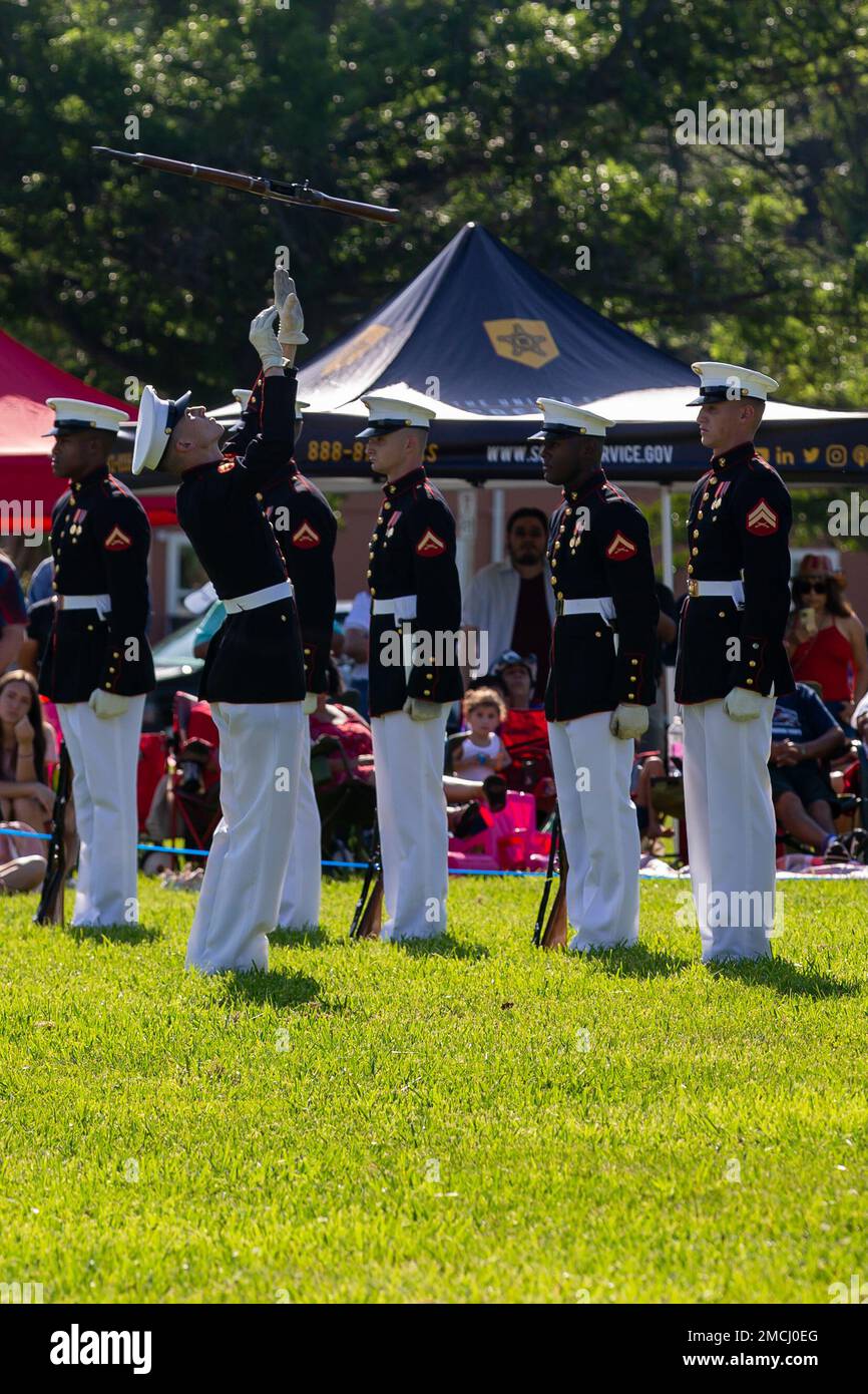 U.S. Marines from the Marine Barracks Washington Silent Drill Platoon ...