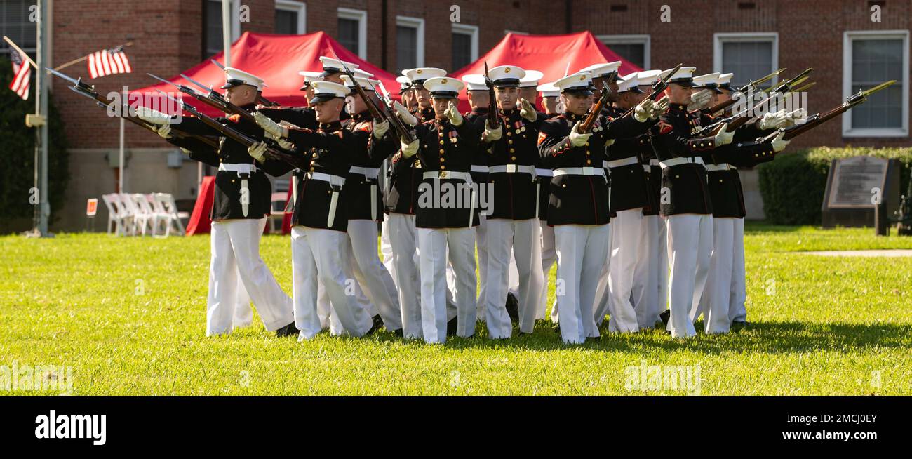 U.S. Marines from the Marine Barracks Washington Silent Drill Platoon ...