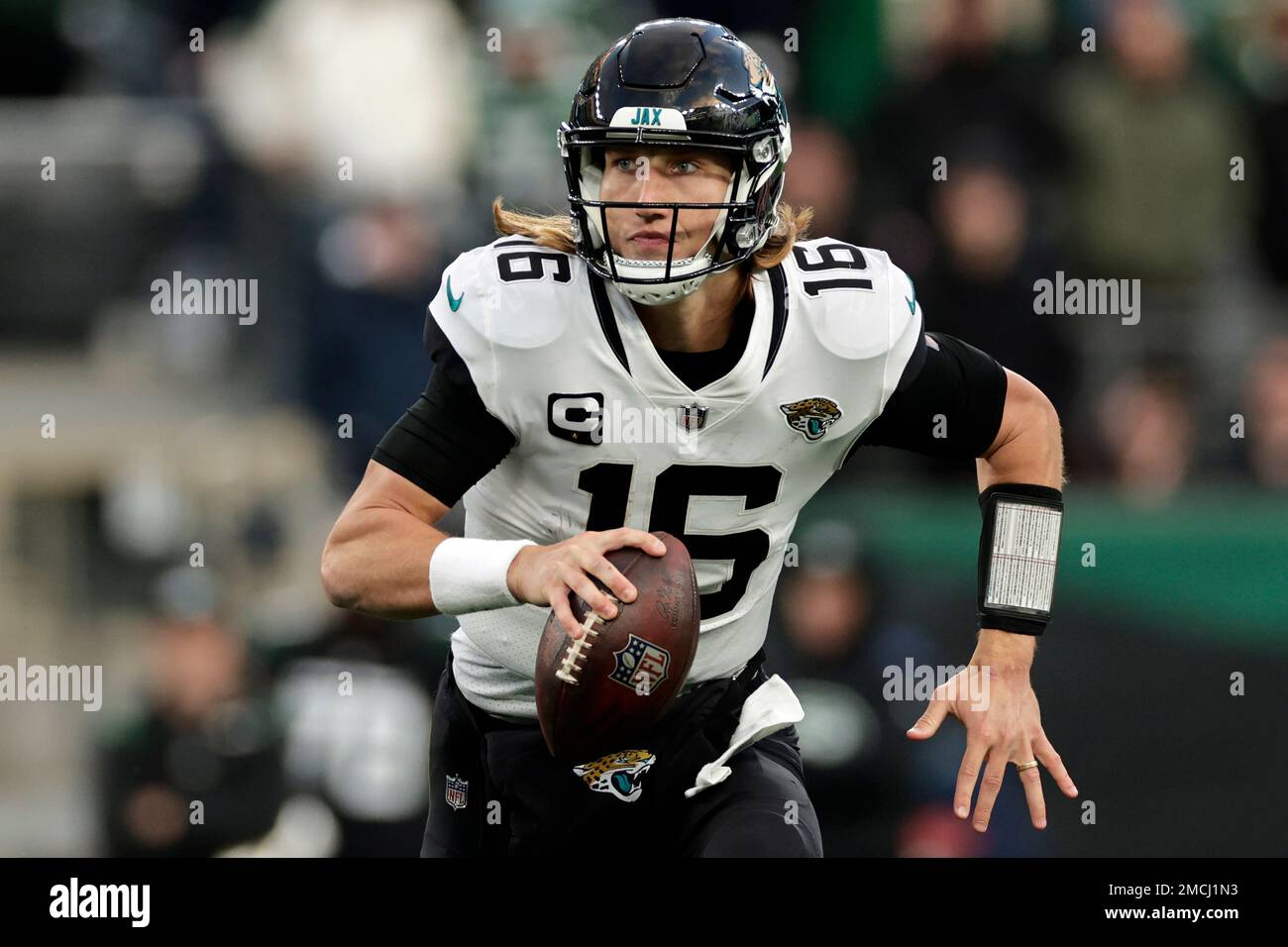 Jacksonville Jaguars quarterback Trevor Lawrence (16) passes against ...