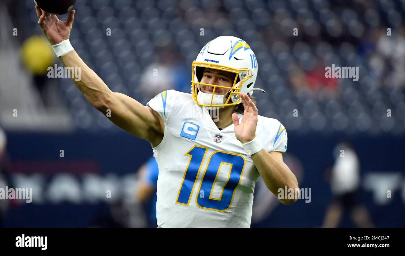 Los Angeles Chargers quarterback Justin Herbert warms up before an NFL ...