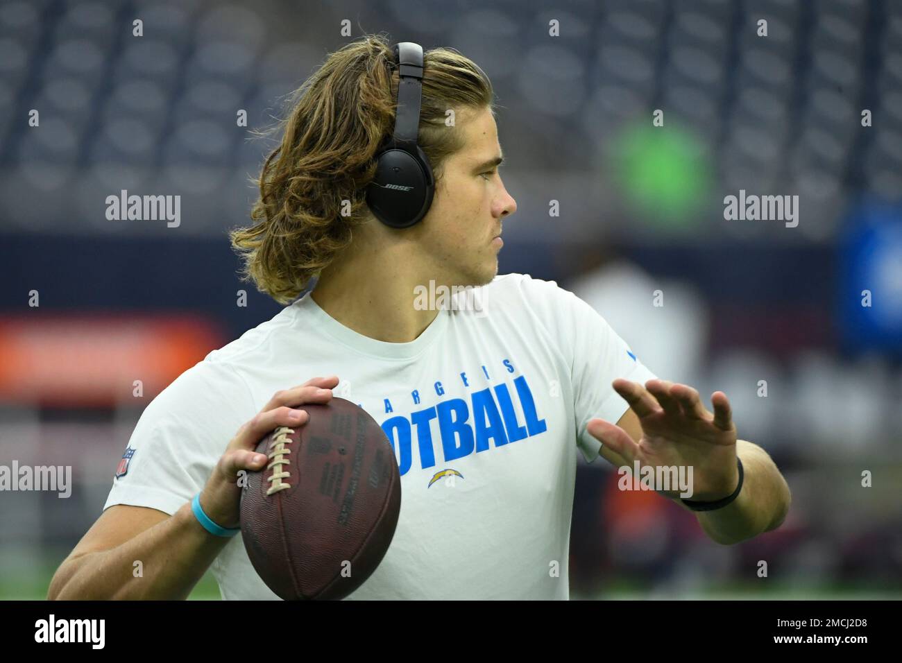 Los Angeles Chargers quarterback Justin Herbert warms up before an NFL ...