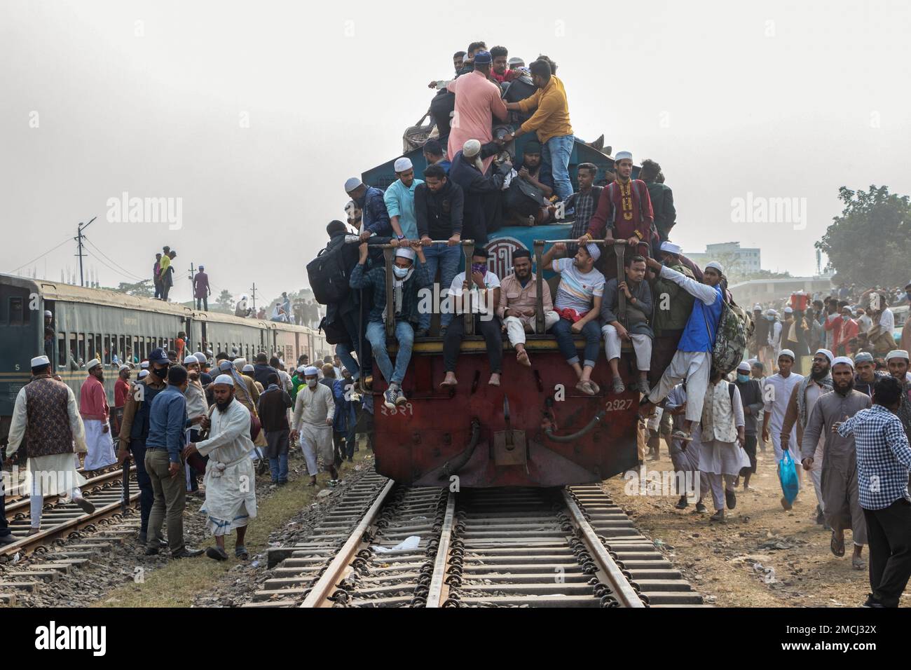 Dhaka, Bangladesh. 22nd Jan, 2023. Muslim devotees travel by overcrowded risky trains after ...