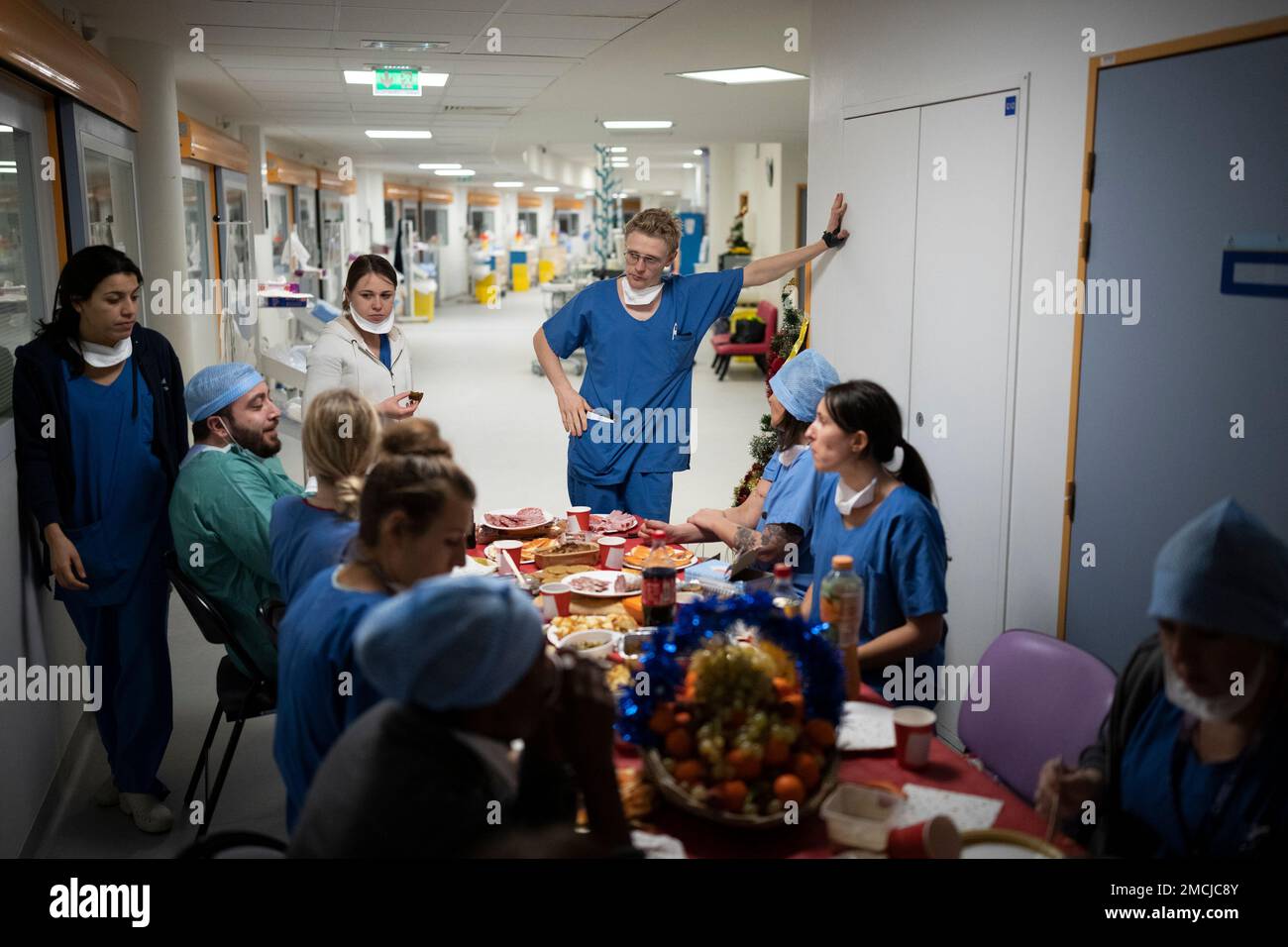Doctors and nurses share a Christmas Eve meal together in the COVID-19 ...