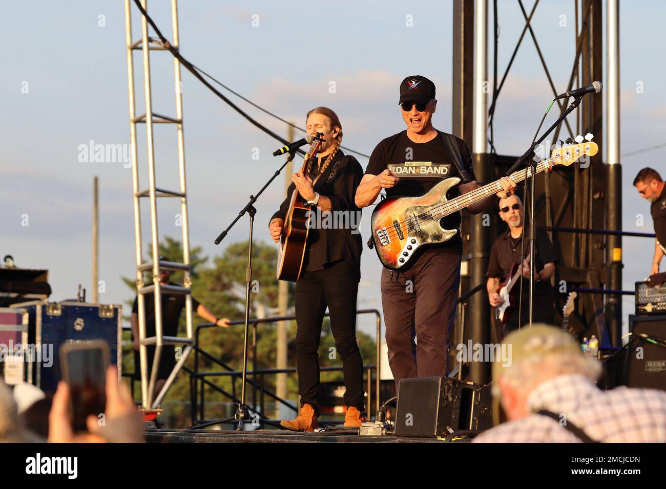 Gary Sinise and the Lt. Dan Band perform for Soldiers, Families and ...