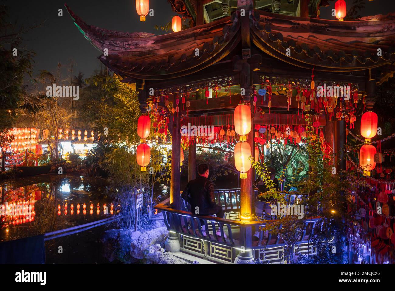 Chinese pavilion with red Chinese lanterns at night Stock Photo - Alamy