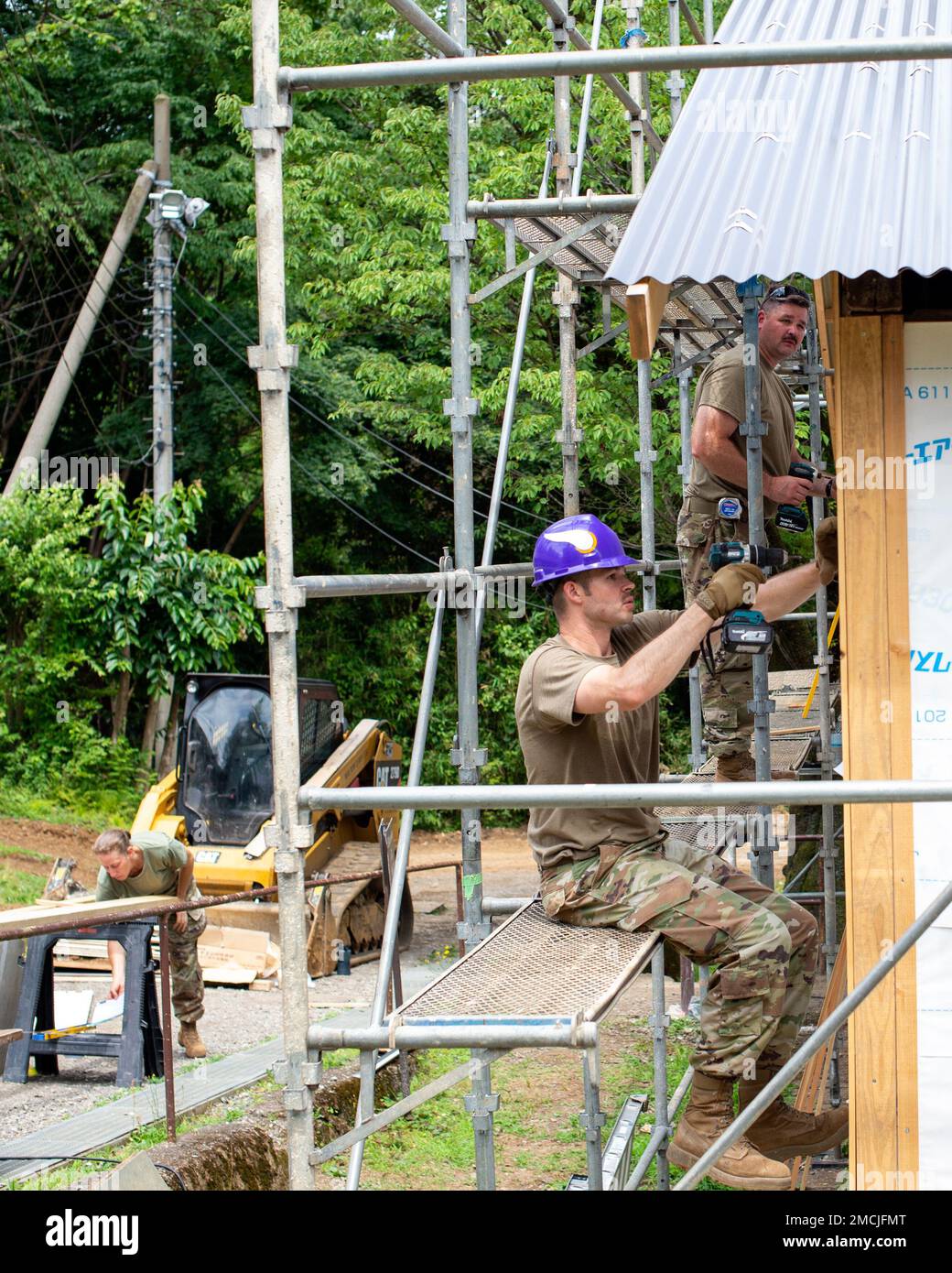 U.S. Air Force Lt. Col. Brett Hansen (foreground) and Tech. Sgt. David ...
