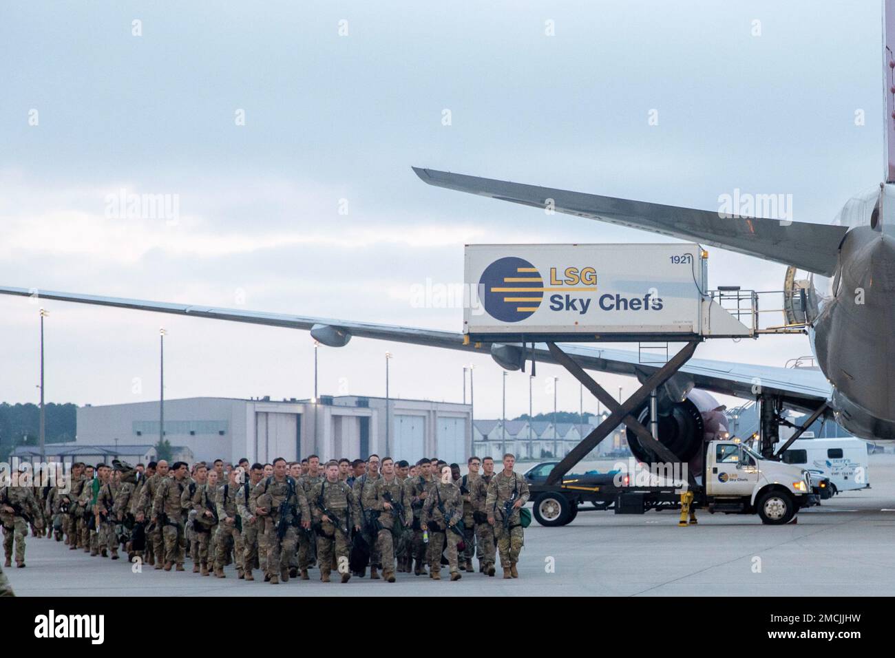 Soldiers assigned to the 118th Military Police Company (Airborne) and ...