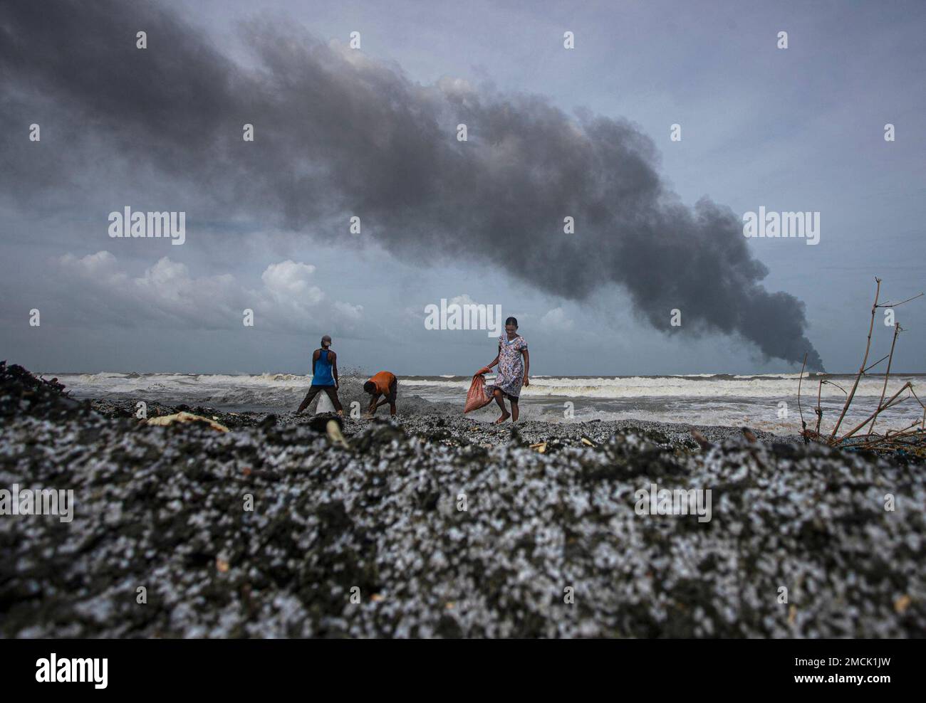 Impoverished Sri Lankans salvage wreck washed off to the shore from the ...