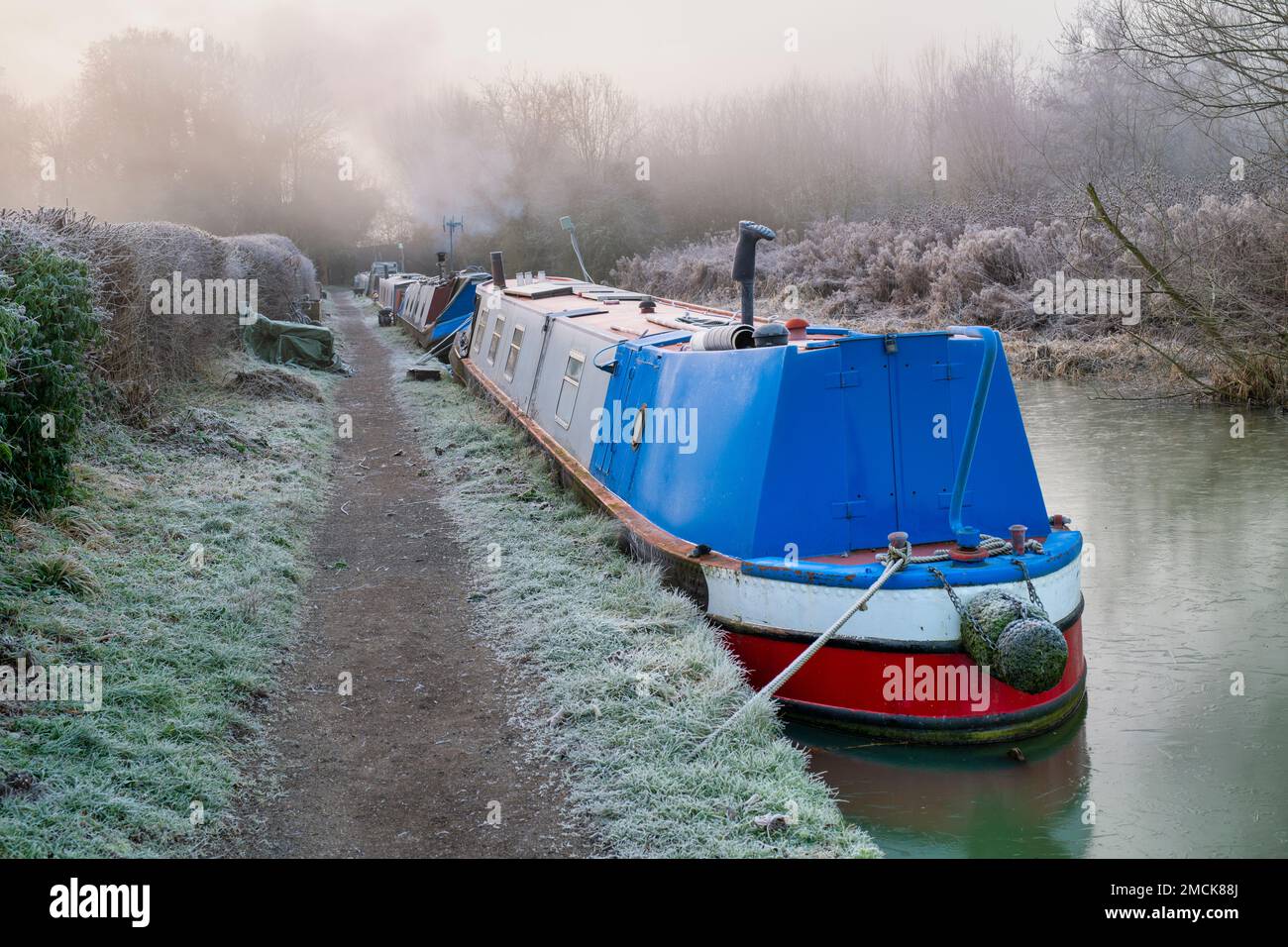 Canal boats on the oxford canal on a frosty January morning. Cropredy ...