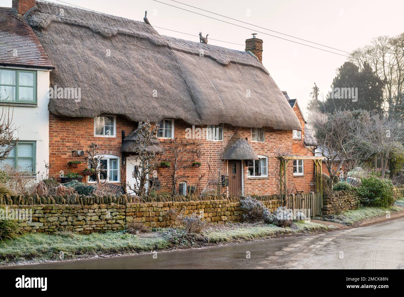 Thatched cottages in the January frost. Cropredy, Oxfordshire, England ...
