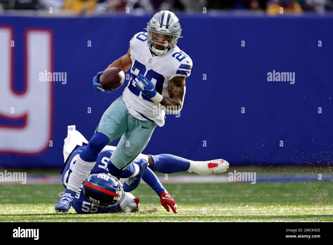 Dallas Cowboys running back Tony Pollard (20) runs against the New York ...