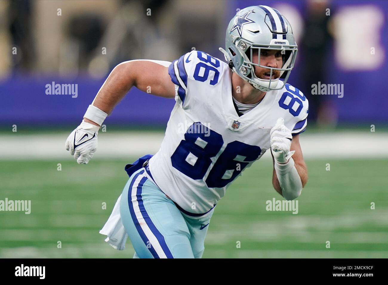 Dallas Cowboys tight end Dalton Schultz (86) breaks with the snap ...