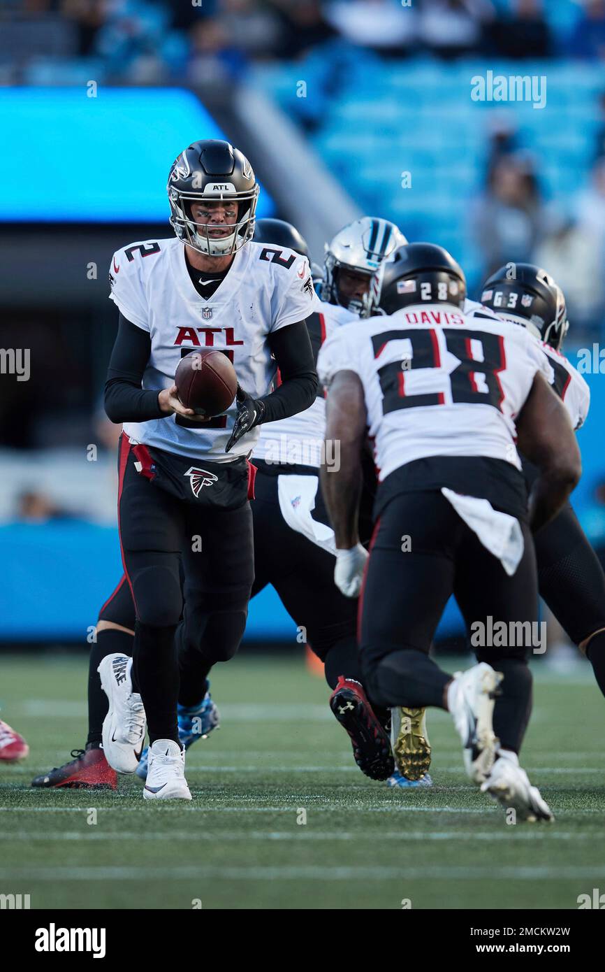 Atlanta Falcons quarterback Matt Ryan (2) turns to hand the ball off to ...