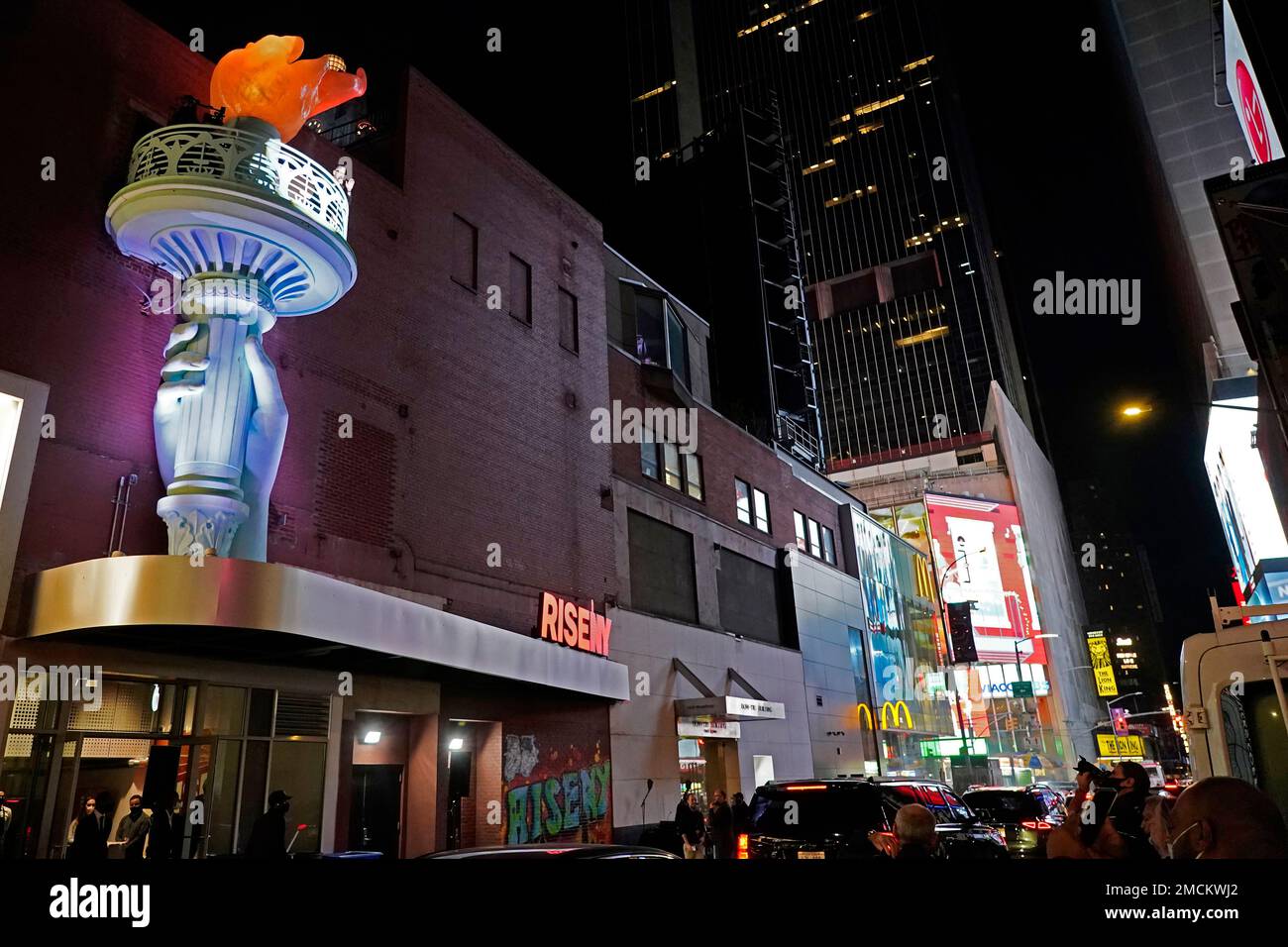 Jeff Goldblum waves from a replica of the Statue of Liberty torch at ...