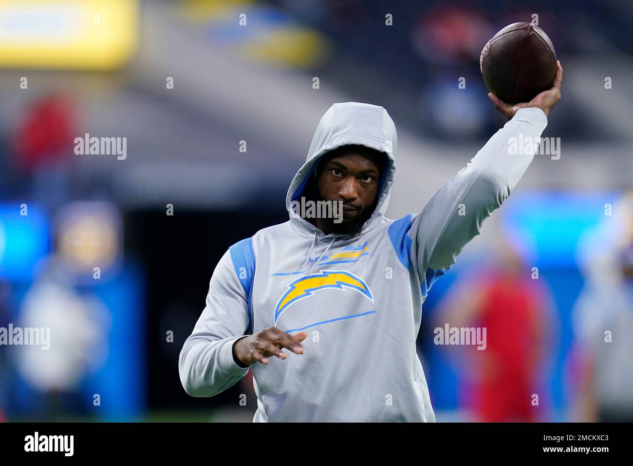 Los Angeles Chargers wide receiver Mike Williams warms up before an NFL ...