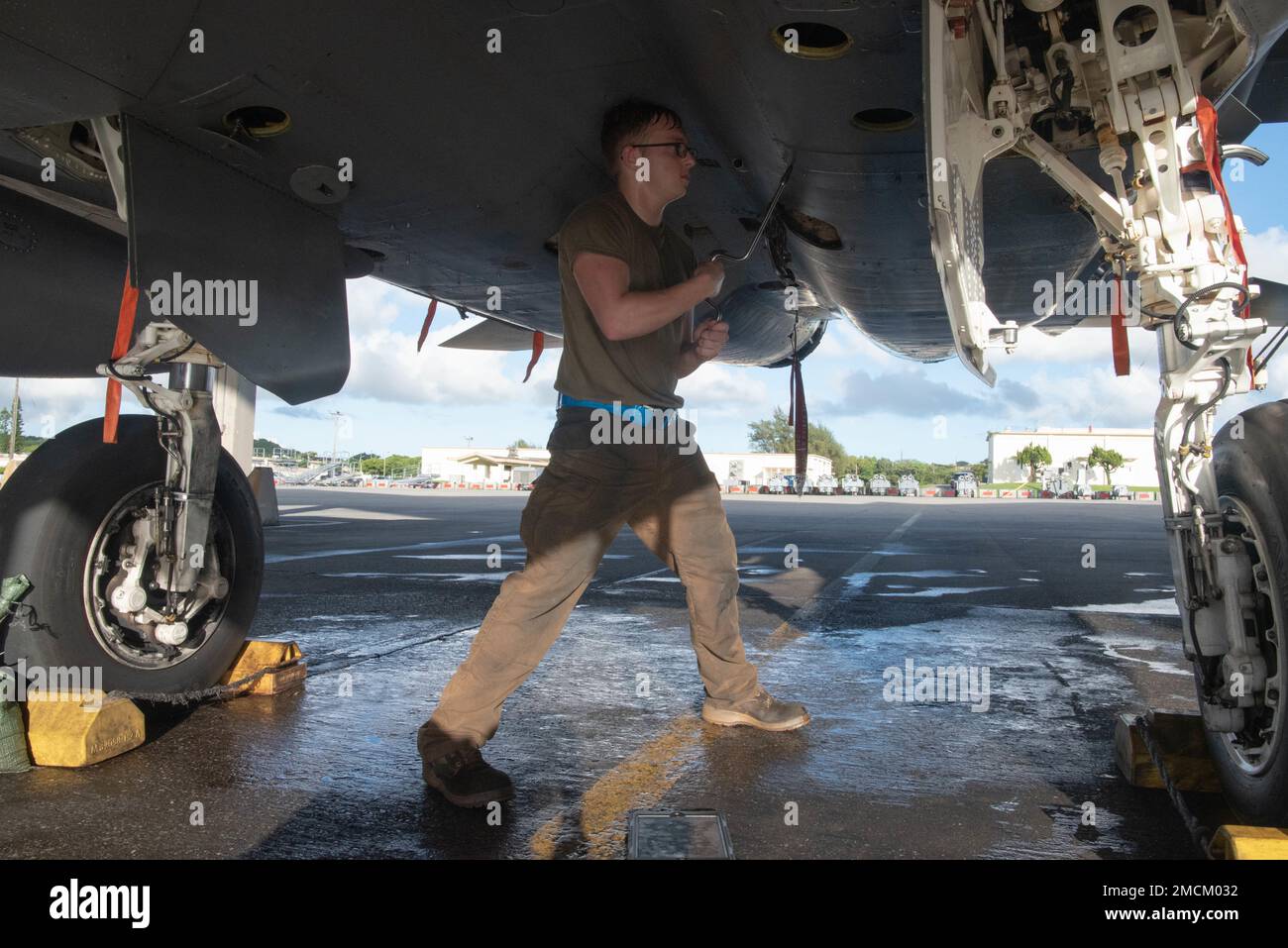 Aircraft hydraulic servicing unit hi-res stock photography and images ...