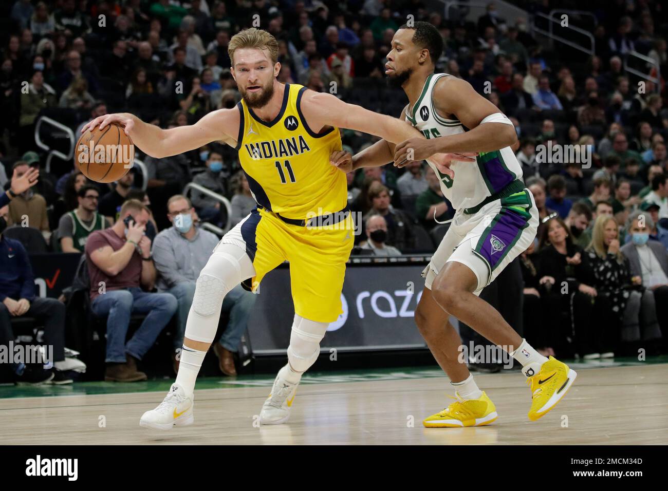 Indiana Pacers' Domantas Sabonis (11) drives to the basket against ...
