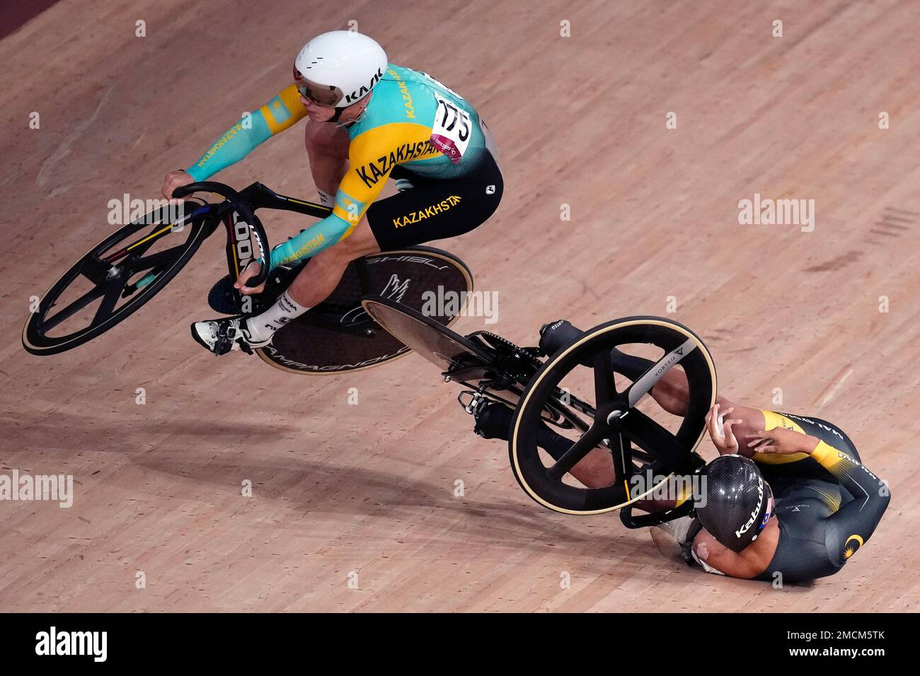 Muhammad Shah Firdaus Sahrom, of Malaysia, and Sergey Ponomaryov, of ...