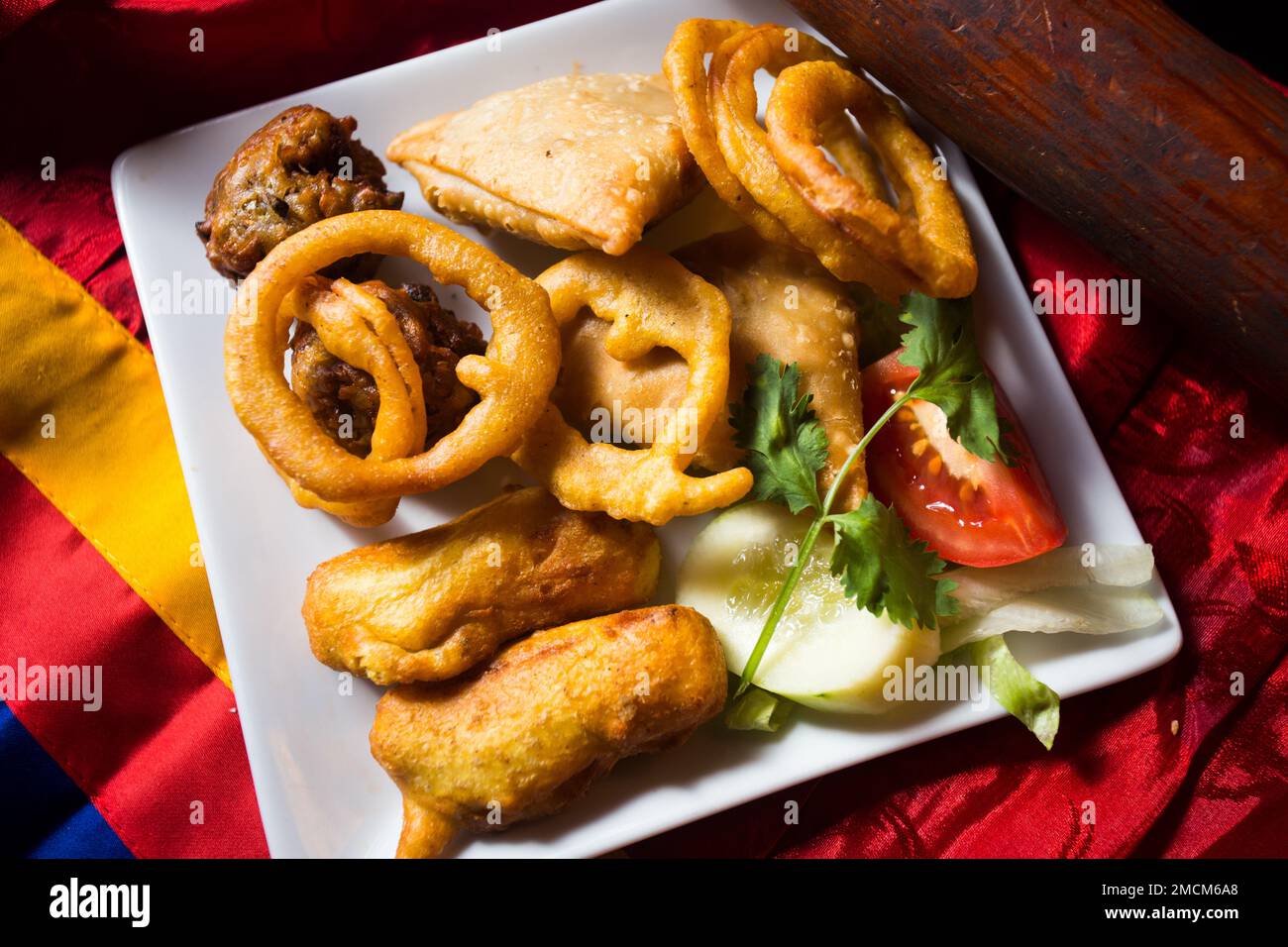 Samosa green background hi-res stock photography and images - Alamy