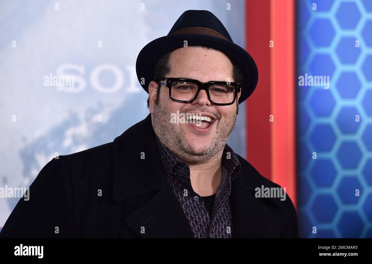 Josh Gad arrives at the premiere of "Spider-Man: No Way Home" at the ...