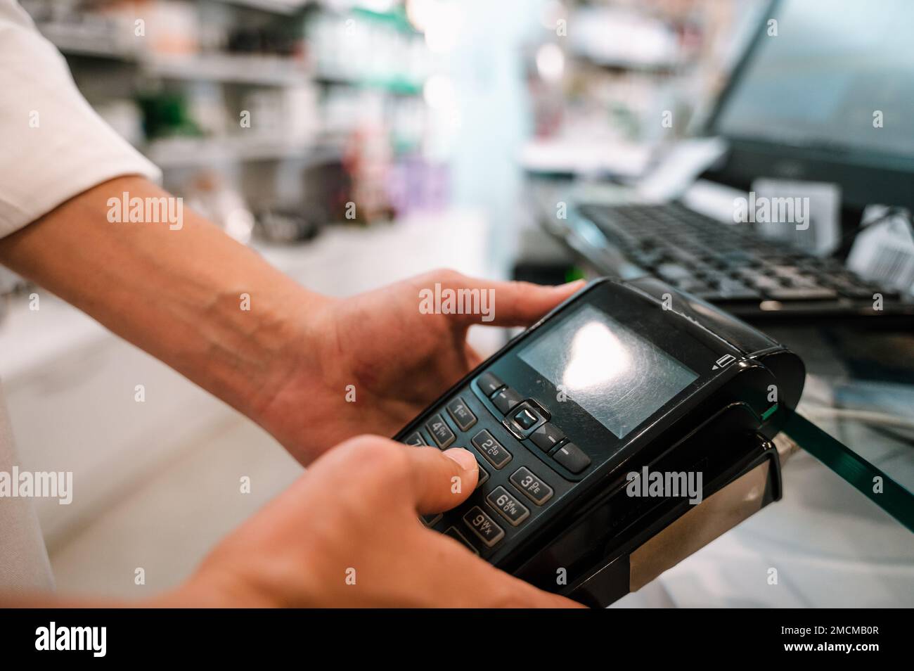 Payment in store hi-res stock photography and images - Alamy