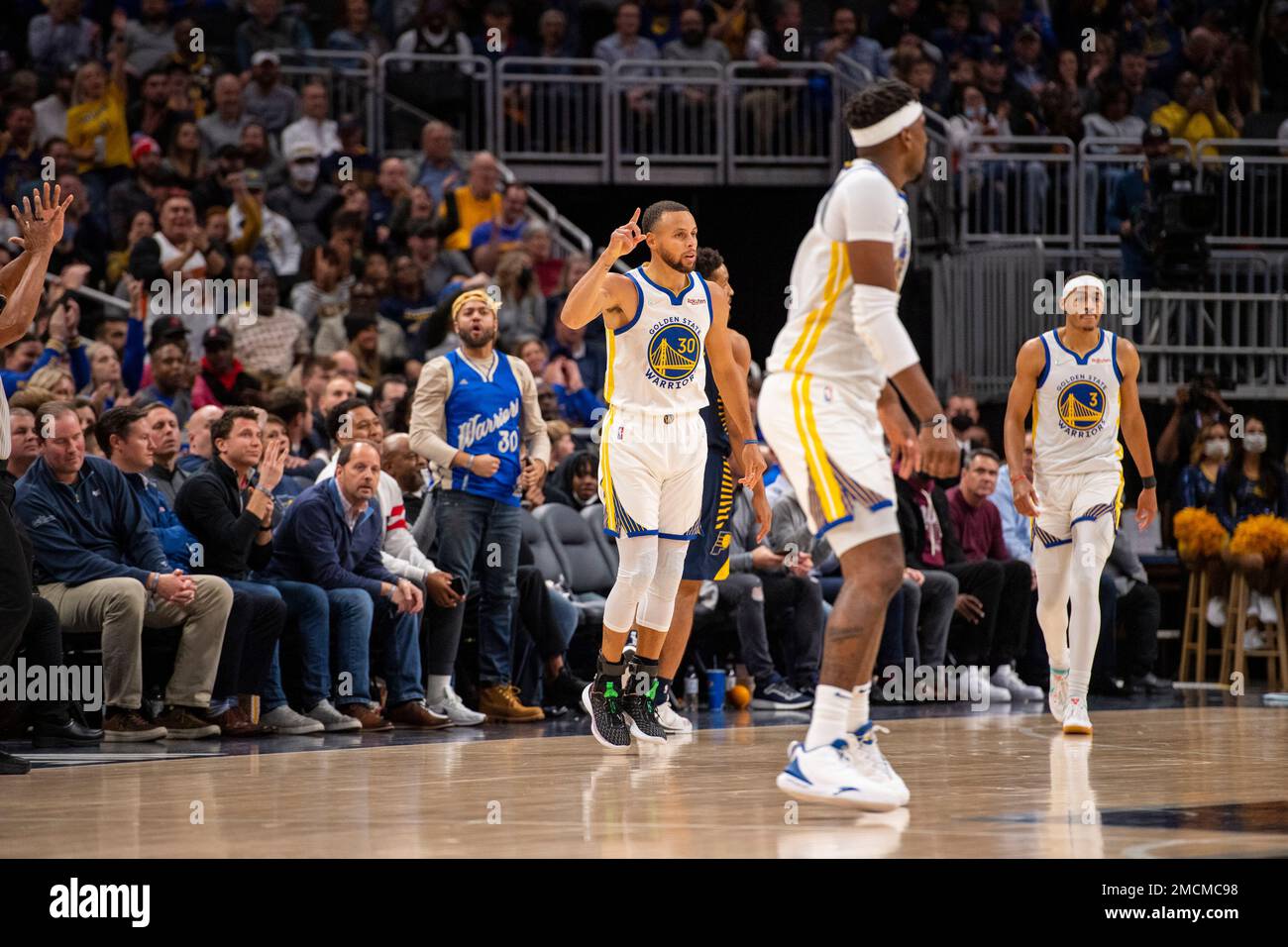 Golden State Warriors guard Stephen Curry (30) reacts after hitting a ...