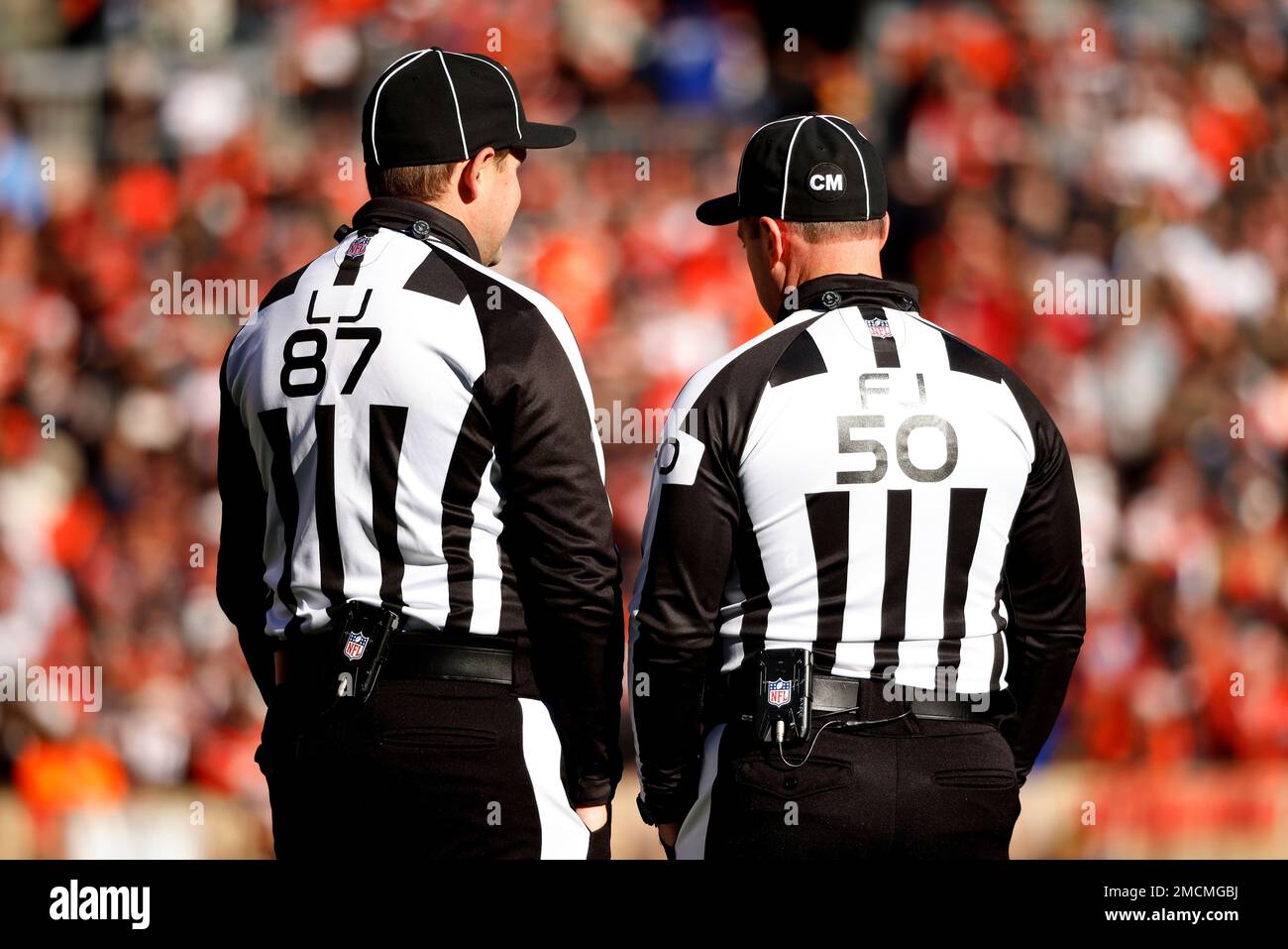 Line judge Tom Eaton (87) talks with field judge Aaron Santi (50 ...