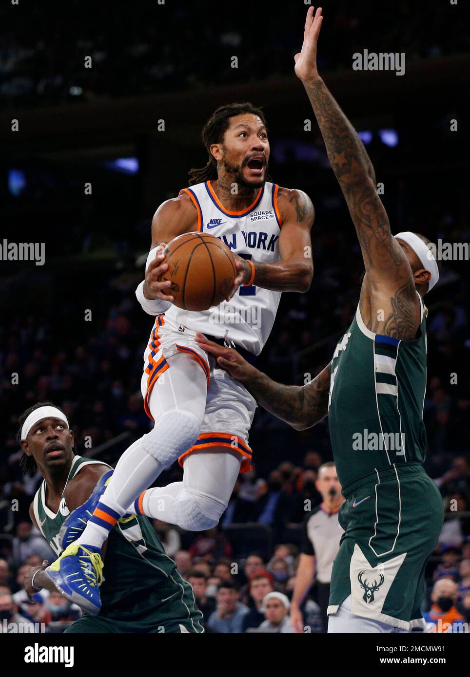 New York Knicks guard Derrick Rose (4) drives to the basket against ...