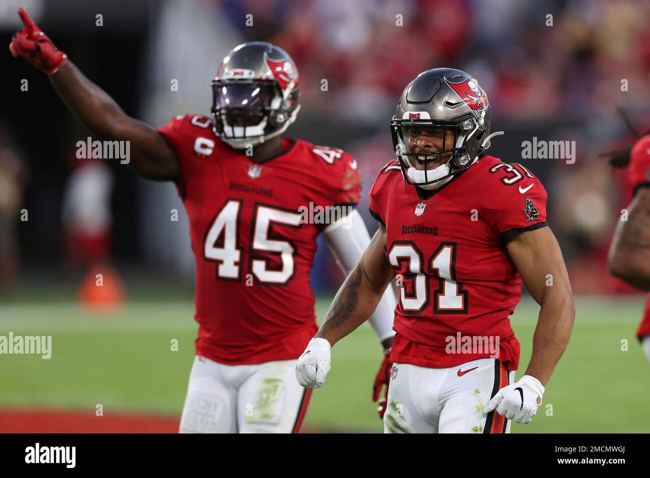 Tampa Bay Buccaneers safety Antoine Winfield Jr. (31) and linebacker ...