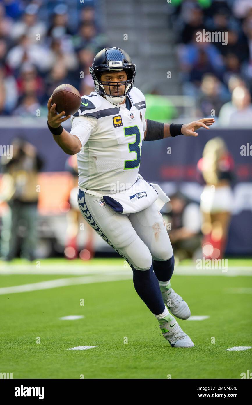 Quarterback (3) Russell Wilson of the Seattle Seahawks receives the ...
