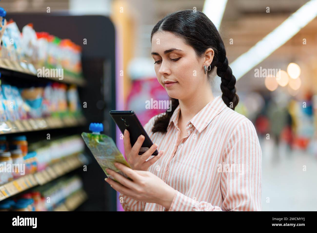 Beautiful woman cart checking hi-res stock photography and images - Alamy