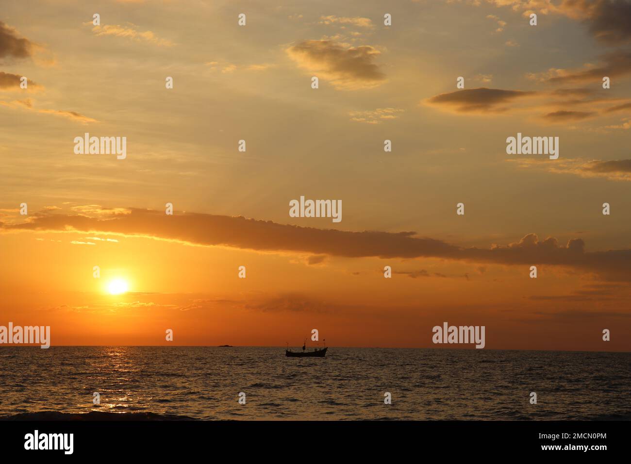Colorful beach sunset clouds hi-res stock photography and images - Alamy