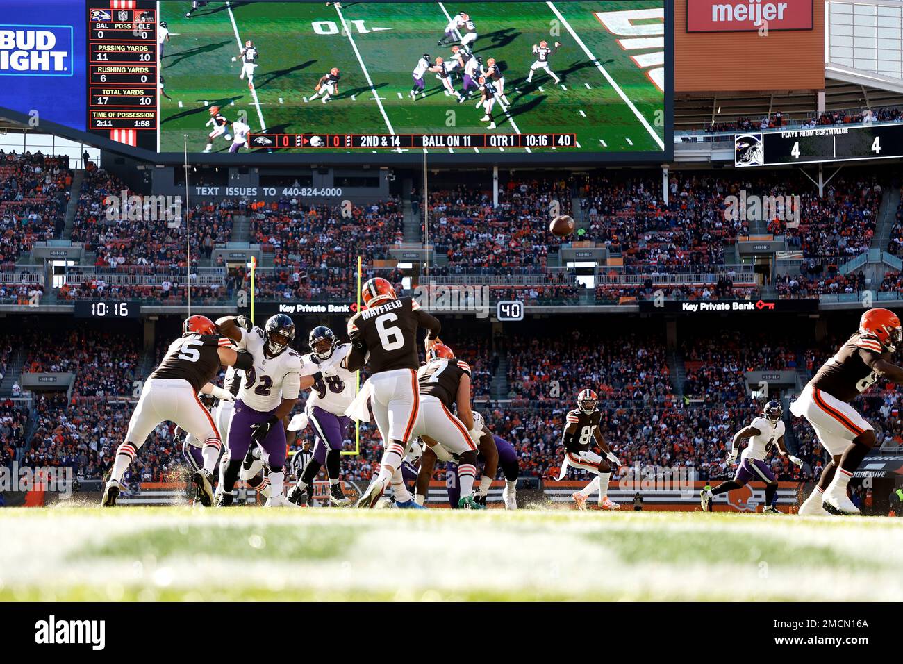 Cleveland Browns quarterback Baker Mayfield (6) throws a pass to wide ...