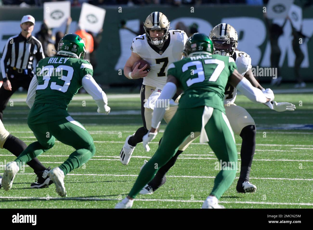 New Orleans Saints quarterback Taysom Hill (7), center runs the ball ...