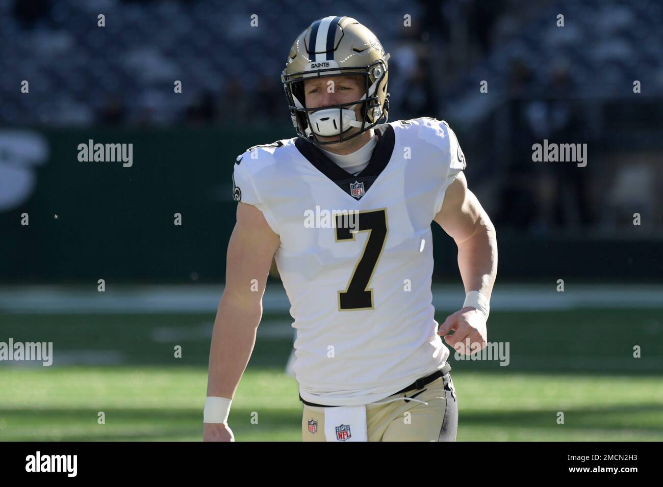 New Orleans Saints quarterback Taysom Hill warms-up before an NFL ...