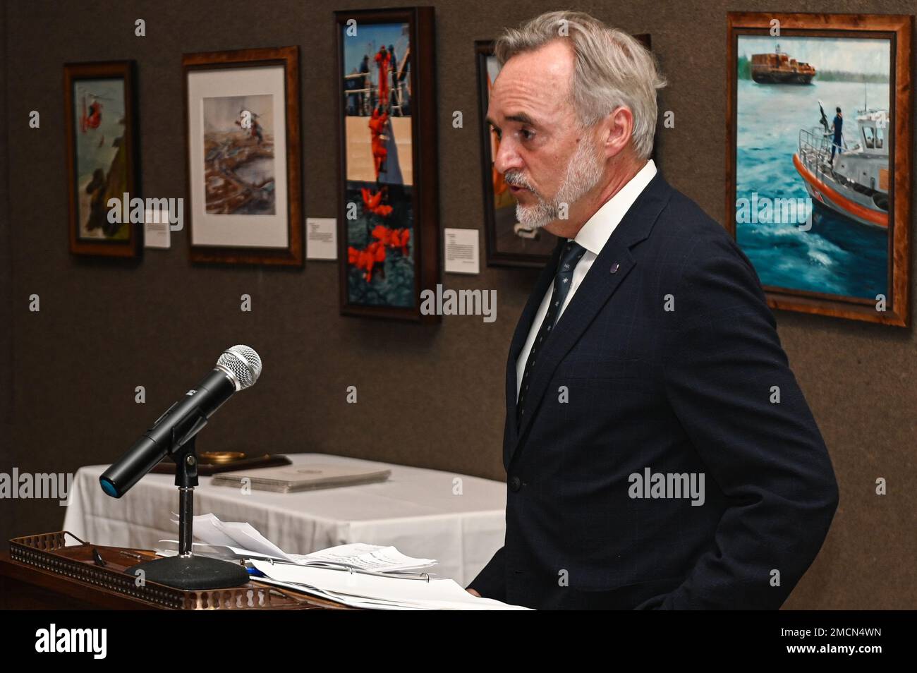 Nick Dawes, chairman of the board of the Salmagundi Club, speaks at the ...