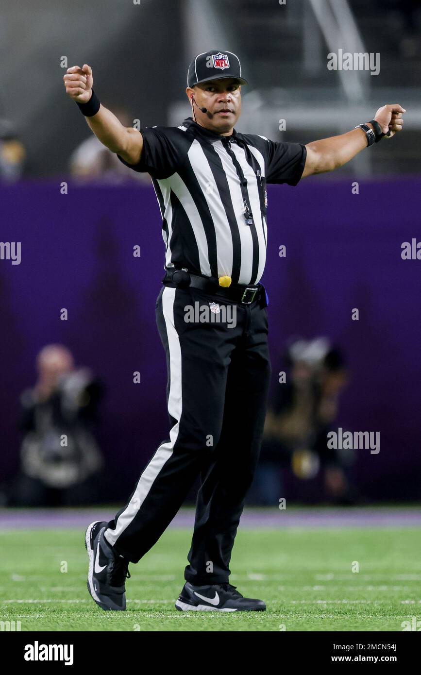 NFL side judge Clay Reynard in action during the second half of an NFL ...