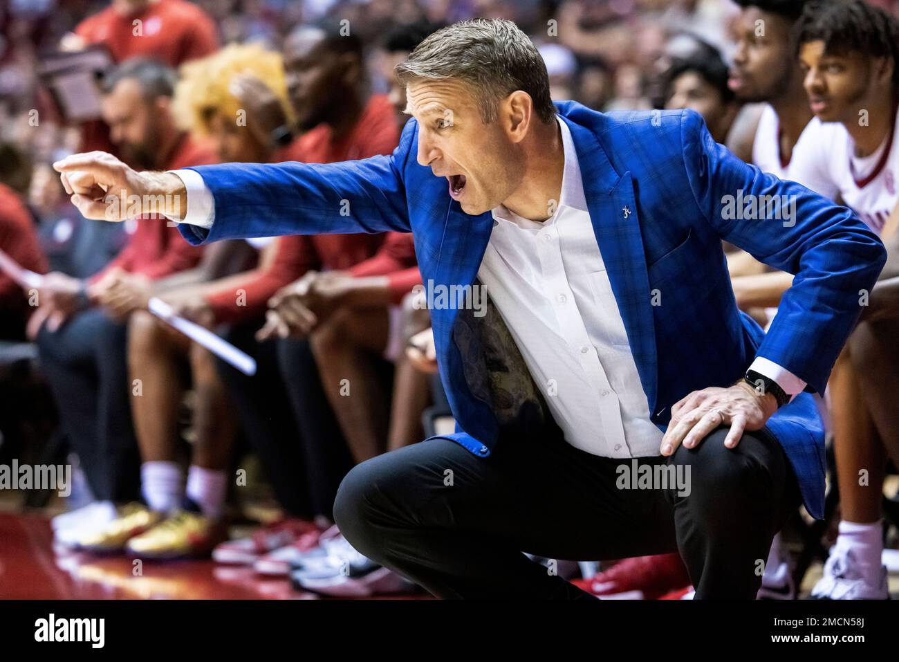 Alabama coach Nate Oats gestures during the first half of the team's ...