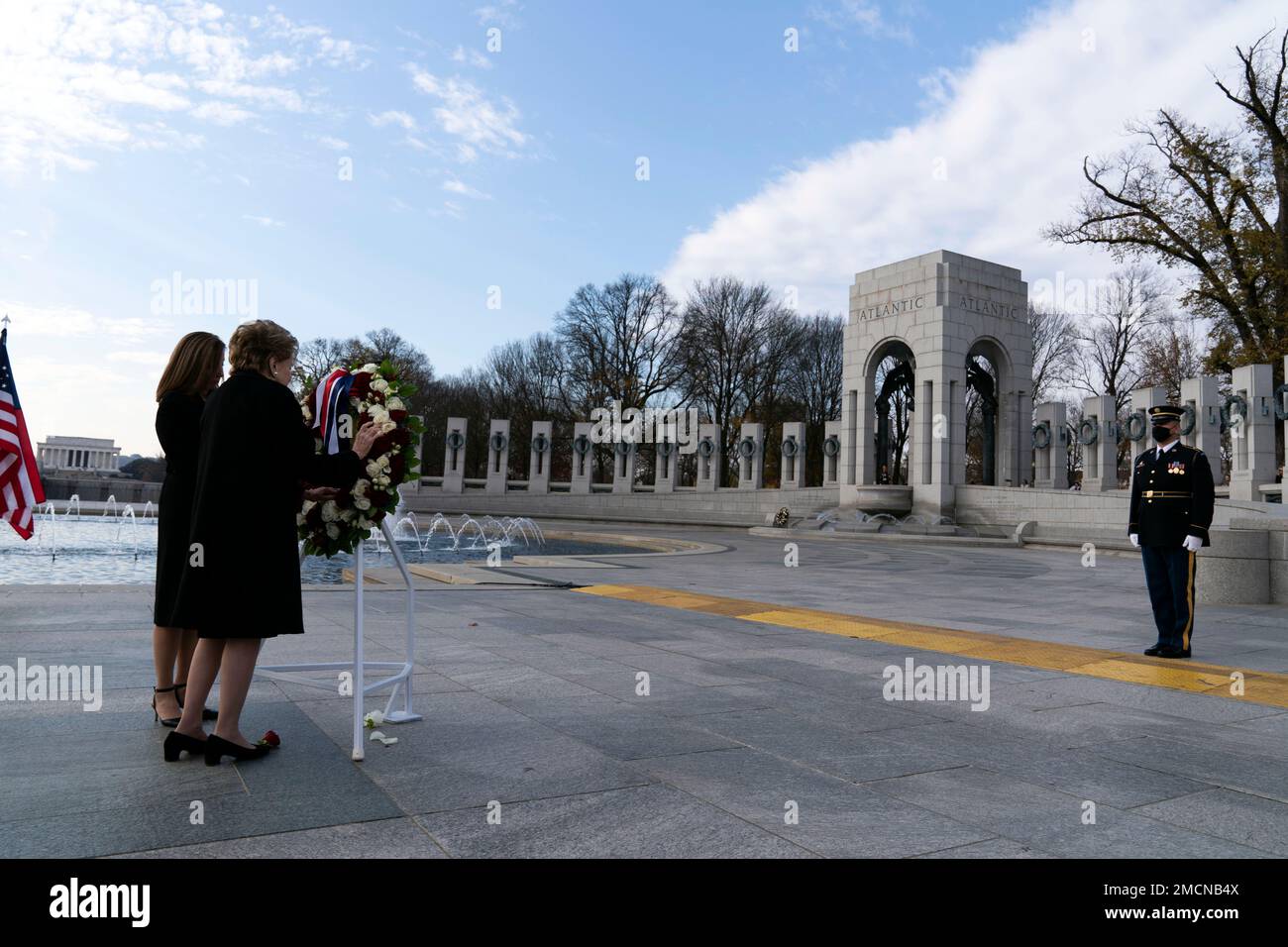 Former Sen. Elizabeth Dole with her daughter Robin Dole, lay a floral ...