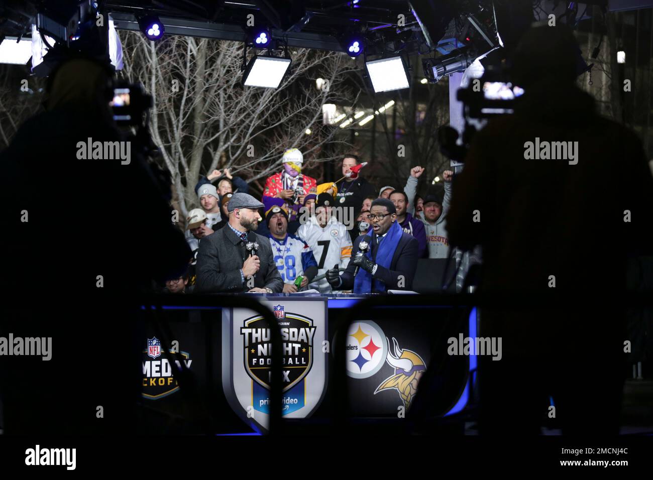 Joe Thomas, left, and Michael Irvin are seen on the FOX Thursday Night ...
