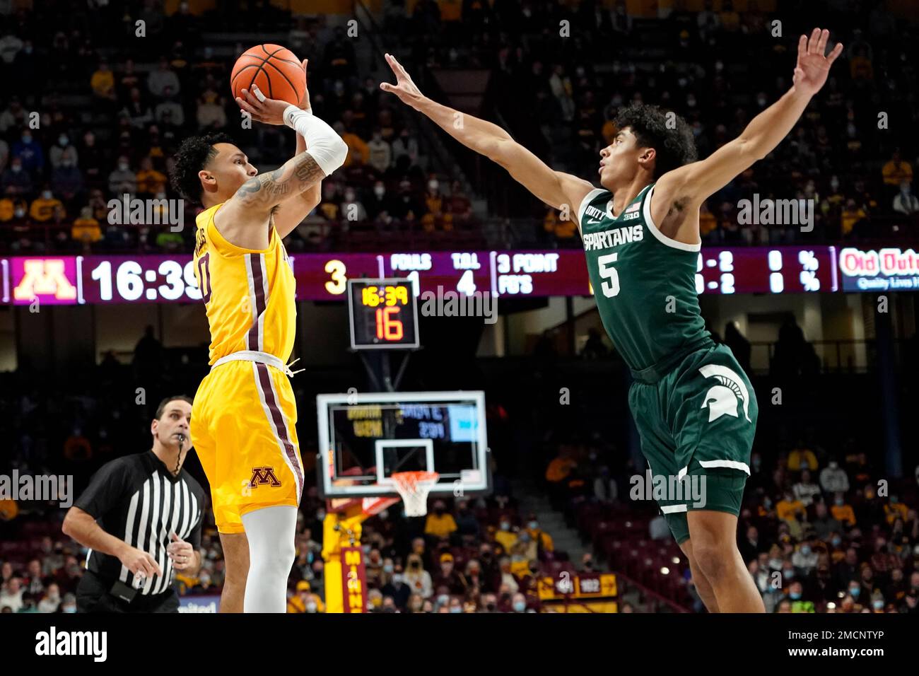 Minnesota guard Payton Willis, left, shoots over Michigan State guard ...