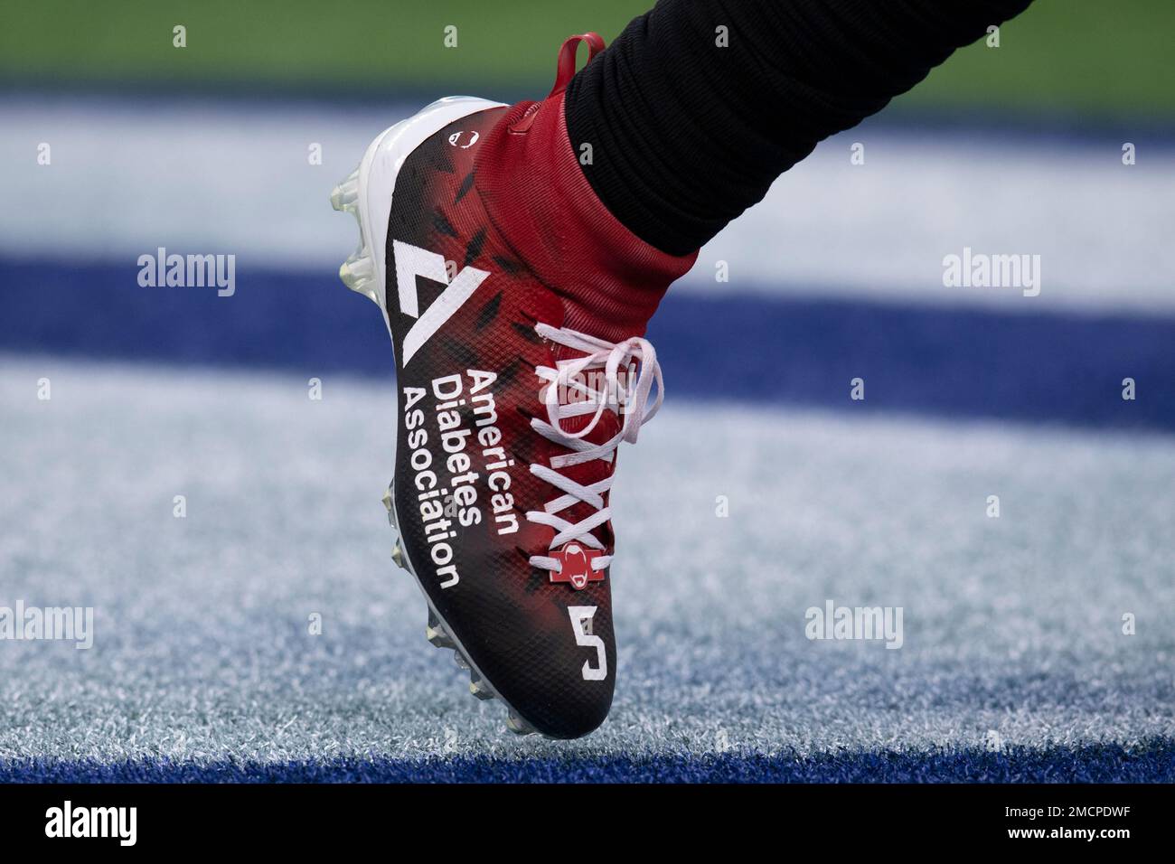 Los Angeles Rams outside linebacker Leonard Floyd (54) cleats a seen ...