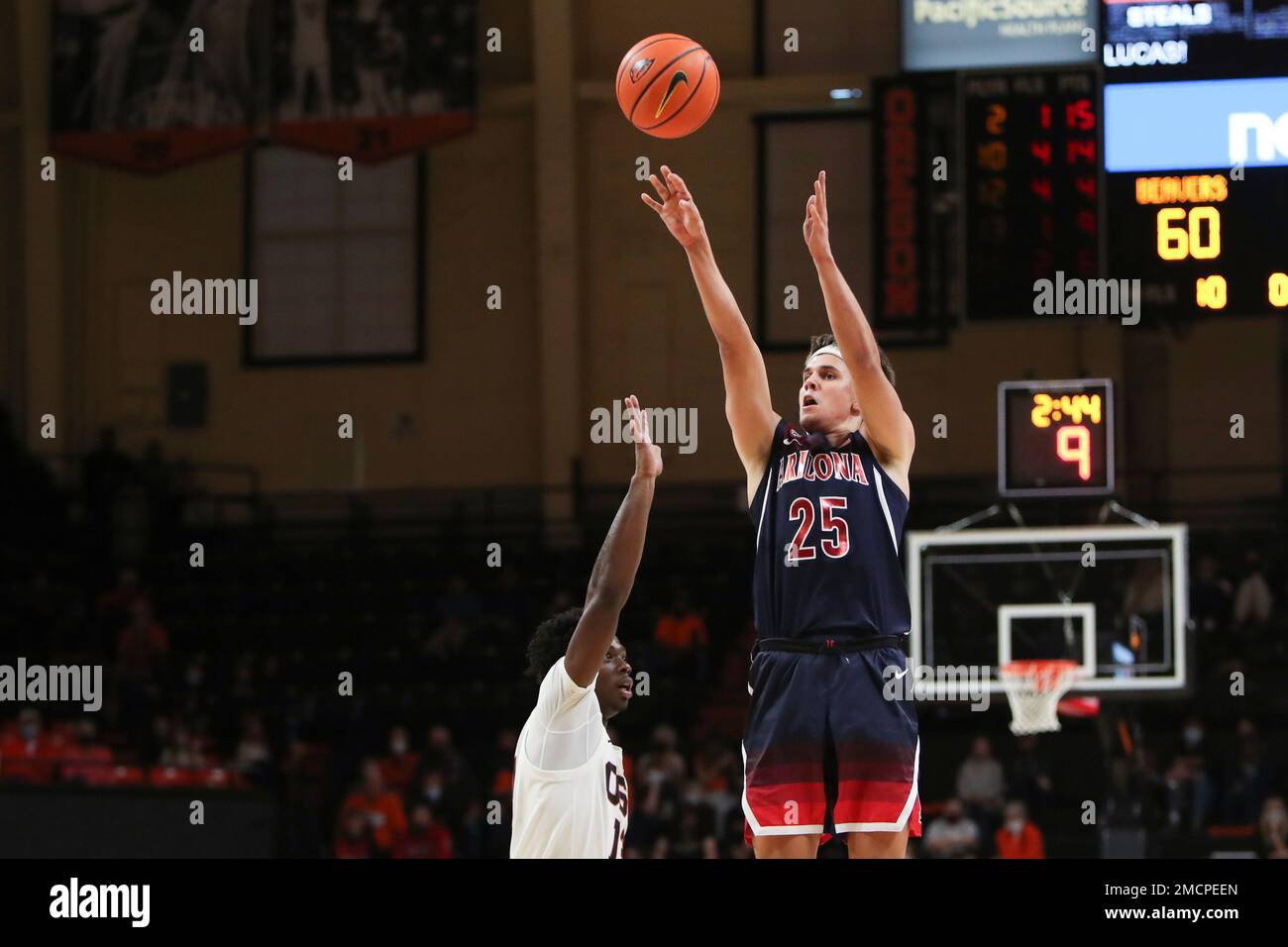 Arizona's Kerr Kriisa (25) shoots over Oregon State's Dashawn Davis (13 ...